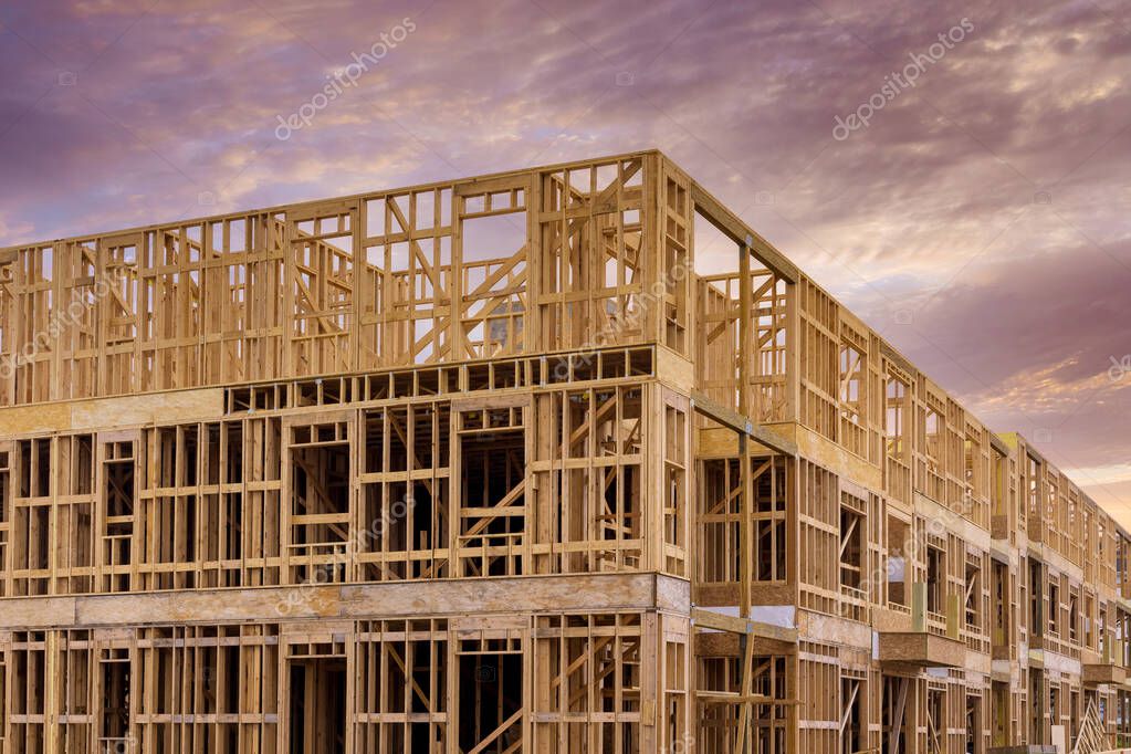 Estructura de marco de edificio de madera en un nuevo marco de ...