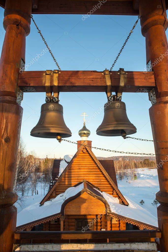 vista de las campanas y la cúpula de una pequeña iglesia rural en el ...