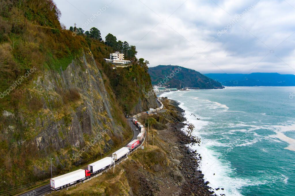 Sarpi, Georgia - 1 de marzo de 2021: Cola de camiones en la frontera ...