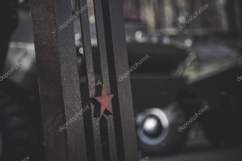 Estrella roja en el monumento. Un hermoso monumento para conmemorar el ...