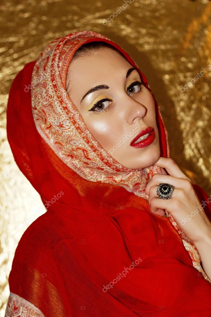 Portrait De Belle Jeune Femme Arabe En Rouge Ethnique Traditionnel