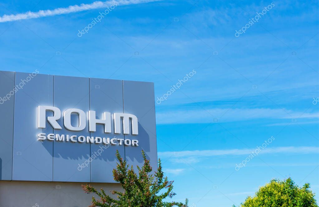 ROHM Señal de semiconductor en la sede de Silicon Valley bajo el cielo ...