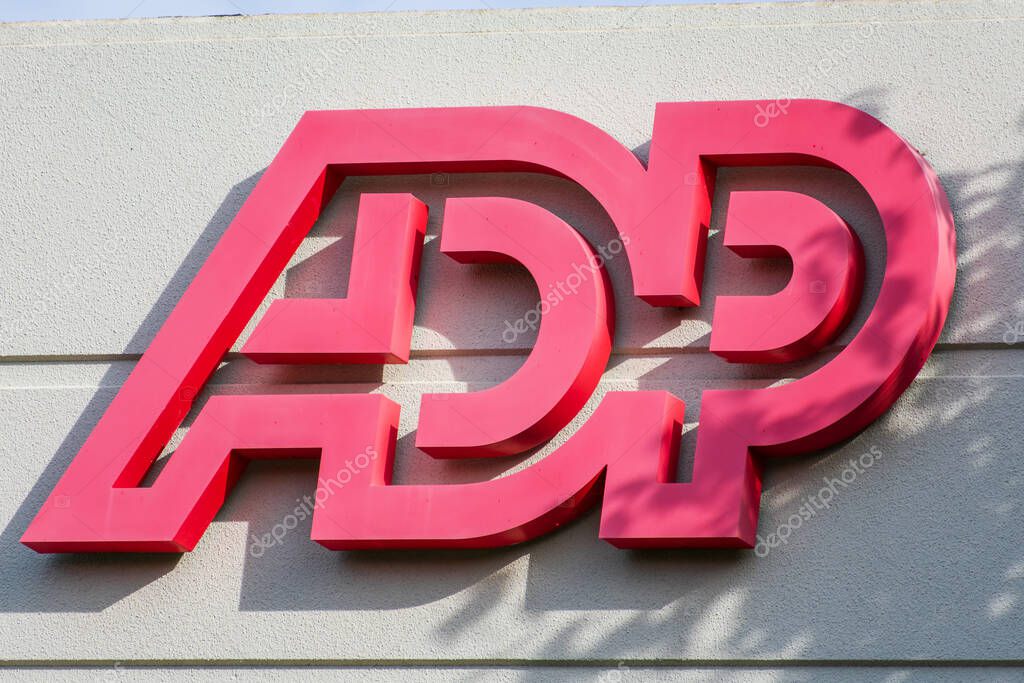 Signo de ADP, logo en la sede. Automatic Data Processing Inc.es un proveedor estadounidense de ...