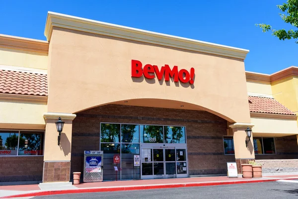 Storefront alcohol Stockfotografier, royaltyfria Storefront alcohol ...