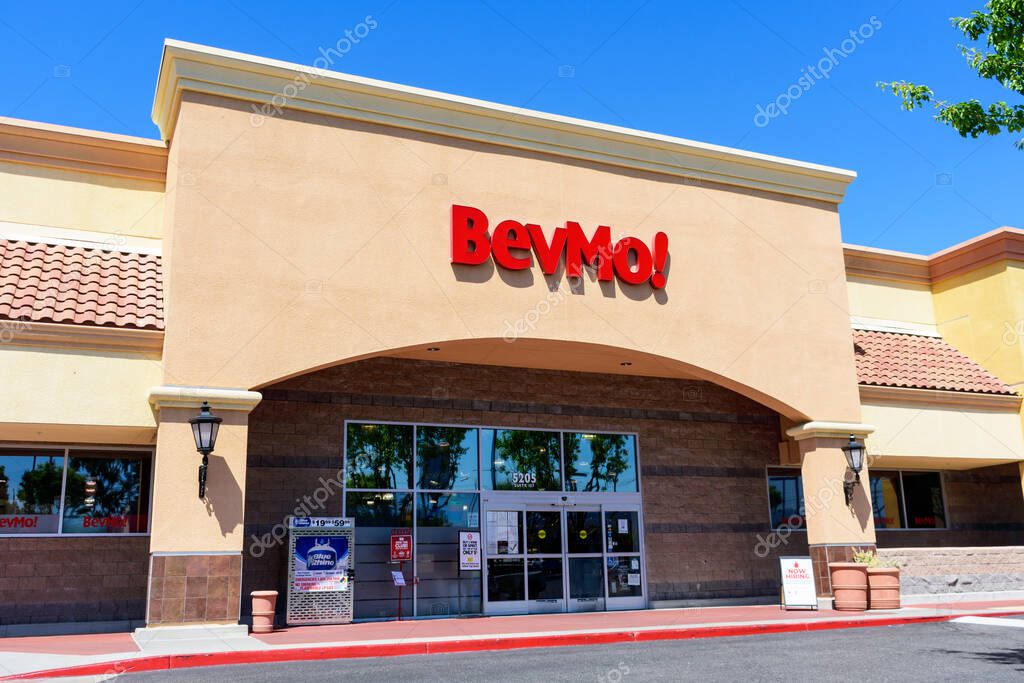 BevMo tienda exterior. BevMo es una supertienda minorista de bebidas ...