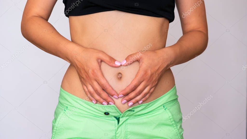 Una foto de estudio recortada de una mujer sosteniendo sus manos en forma de corazón sobre su ...
