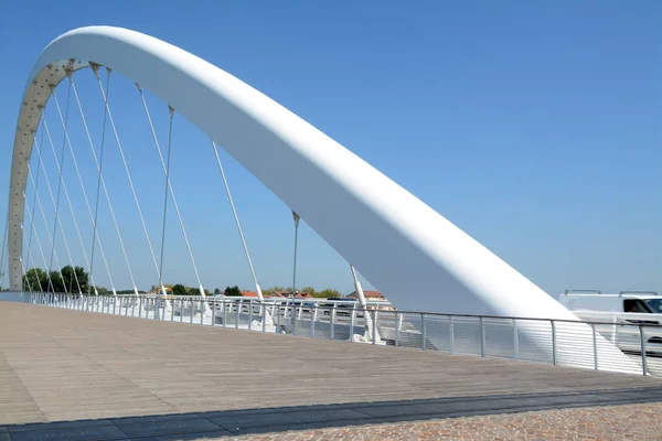El espectacular puente Maier sobre el río Tanaro fue inaugurado en 2016 ...