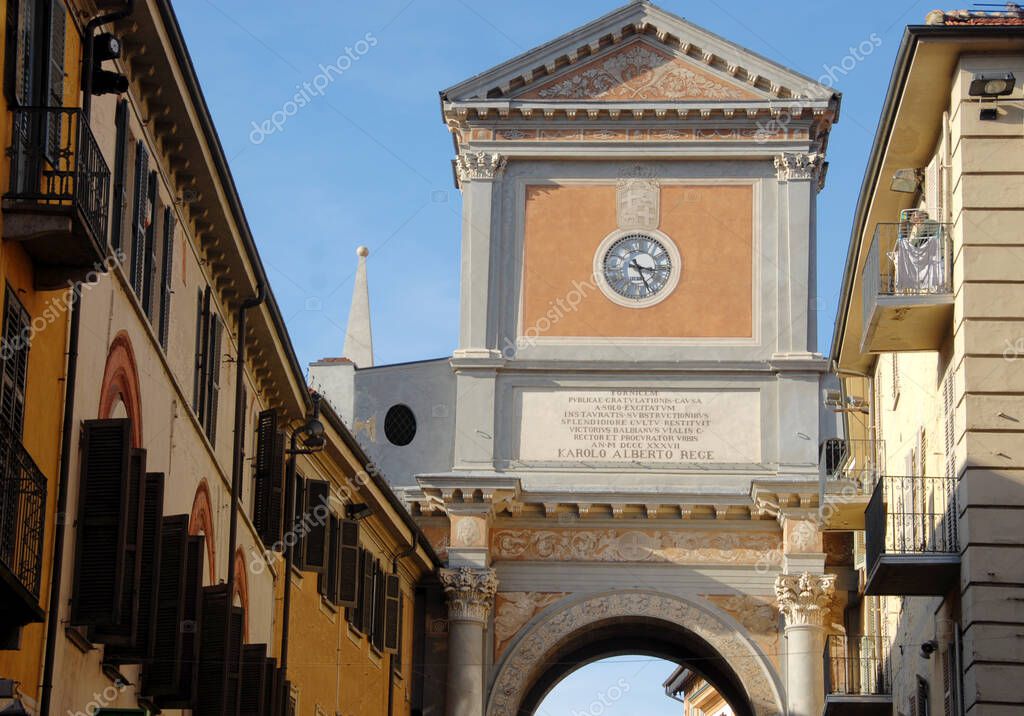 el Arco del Triunfo, símbolo de la ciudad de Chieri, marca el ...