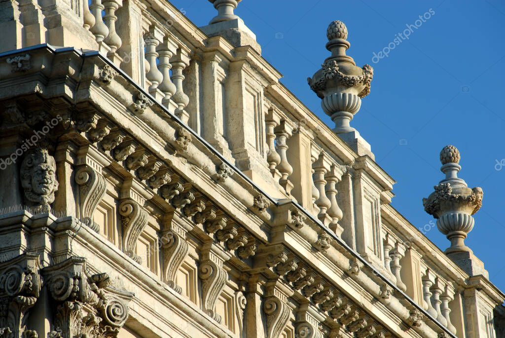 las columnas, las estatuas, los bajorrelieves y ornamentos del Palazzo ...