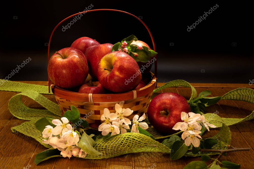 Manzanas frescas con manzanas florecen sobre un dram tico fondo de ...