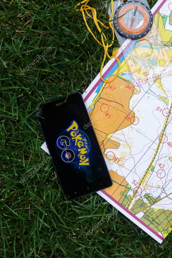 Teléfono con aplicación Pokemon Go en pantalla, mapas y compas. 2022