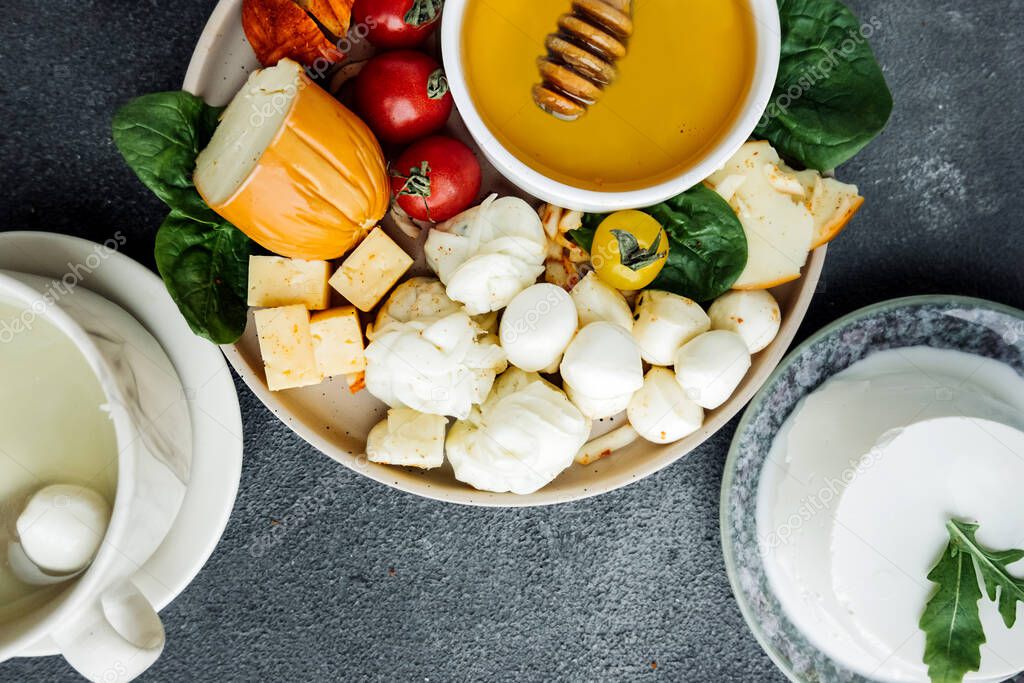 plato de queso con diferentes tipos de quesos: mozzarella, georgiano ...