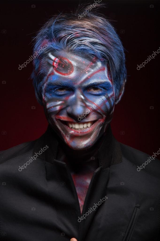 Halloween hombre con sangrienta cara de arte 2024