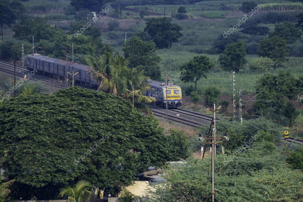Mainline Electric Unidad múltiple o tren MEMU de los Ferrocarriles de la India en Uruli cerca de ...