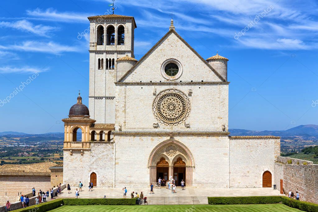 Hermosa vista exterior de la famosa Basílica Papal de San Francisco de ...
