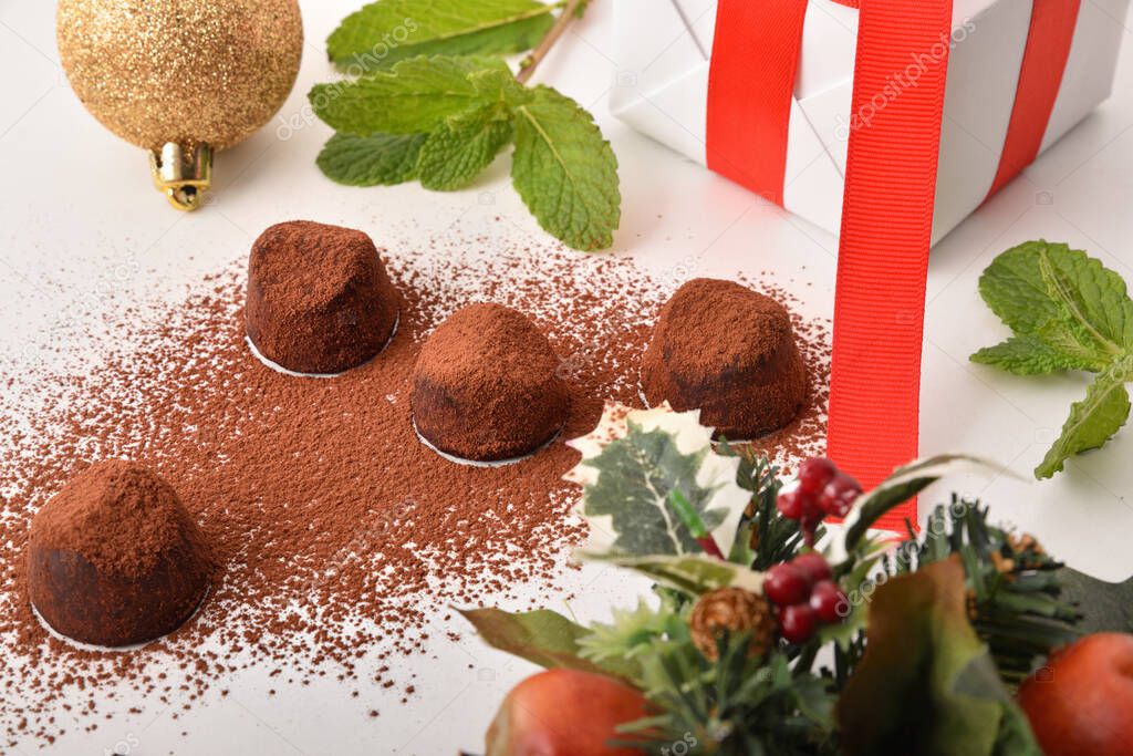 Composición navideña con trufas de chocolate espolvoreadas con cacao en ... Composición navideña con trufas de chocolate espolvoreadas con cacao en ...