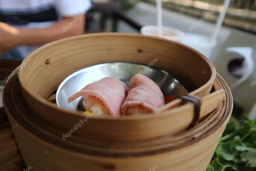 rollos de jamón, rollos de vapor o dumpling al vapor chino o dim sum 2023