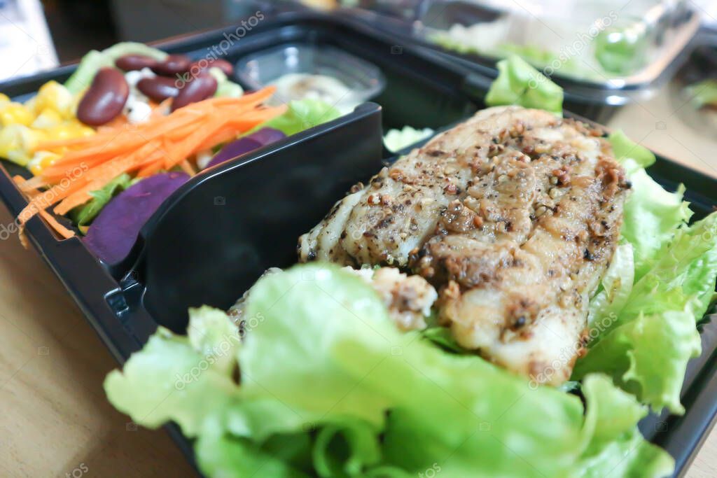 Pescado a la parrilla, filete de pescado o filete de bagre rayado en la ...