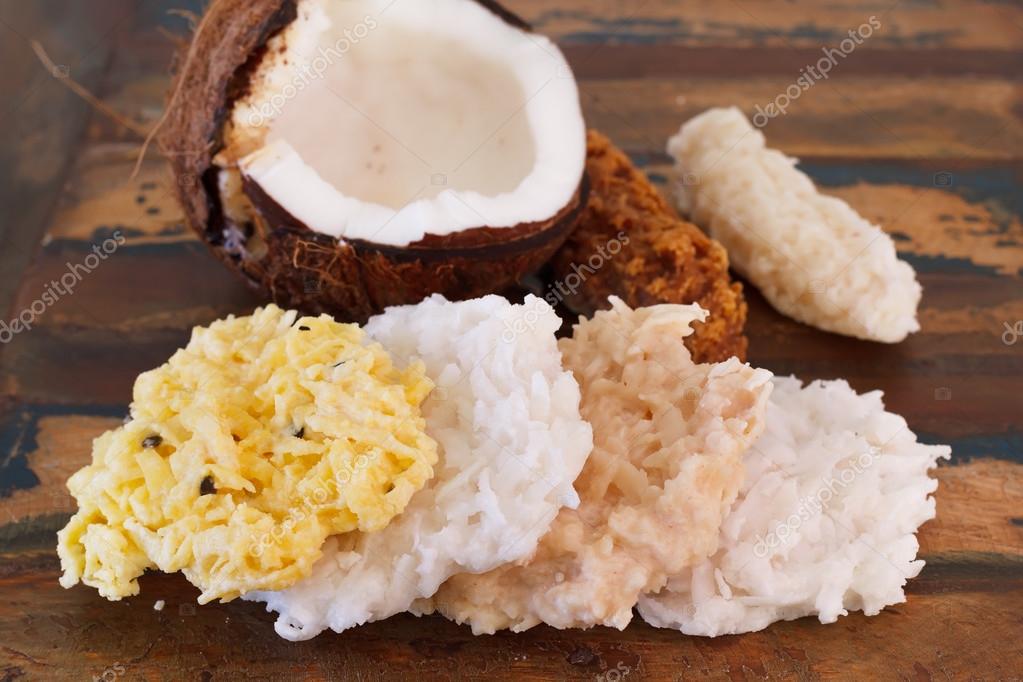 Doces de coco cocada gostos diferentes com coco — Foto © jantroyka ...