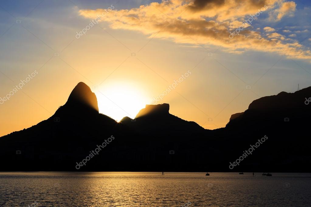 Lagon du coucher du soleil Rodrigo de Freitas (Lagoa), Rio de Janeiro ...