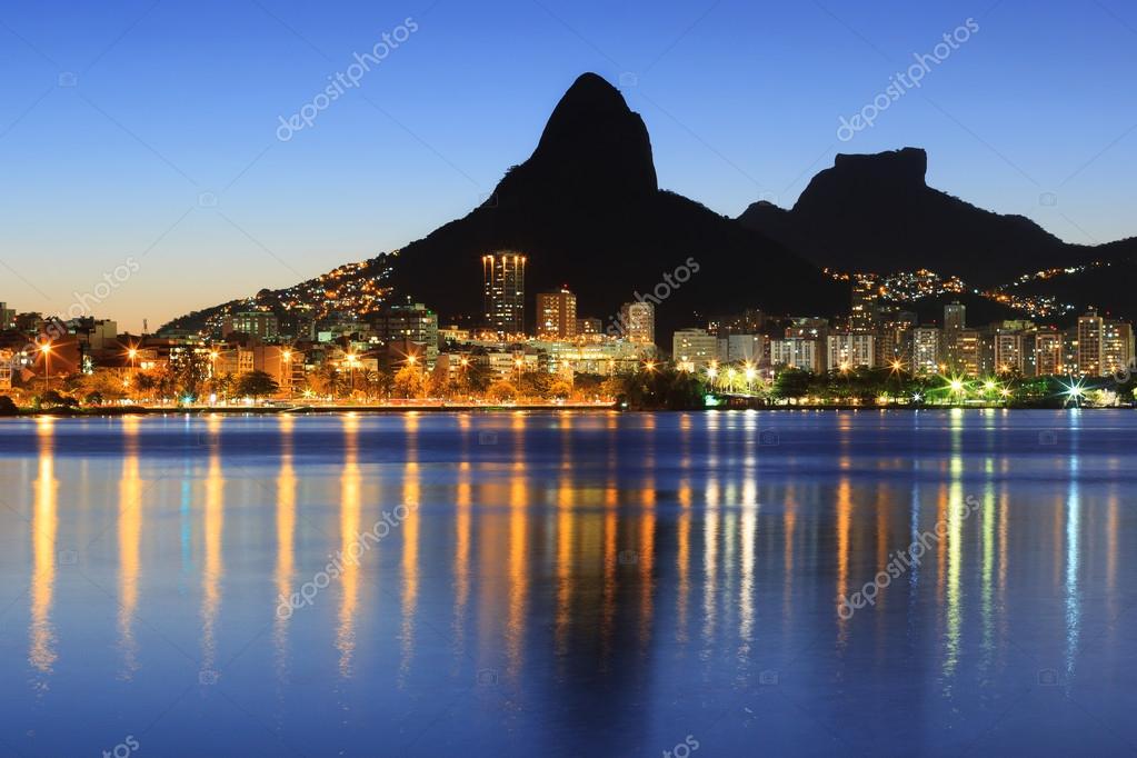 Sunset night Lagoon Rodrigo de Freitas (Lagoa), mountain, Rio de Stock ...