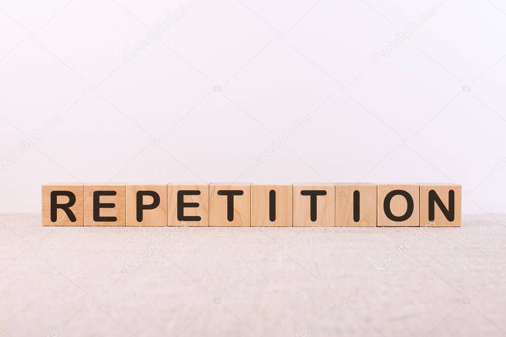Palabra REPETICIÓN hecha con bloques de construcción de madera 2023