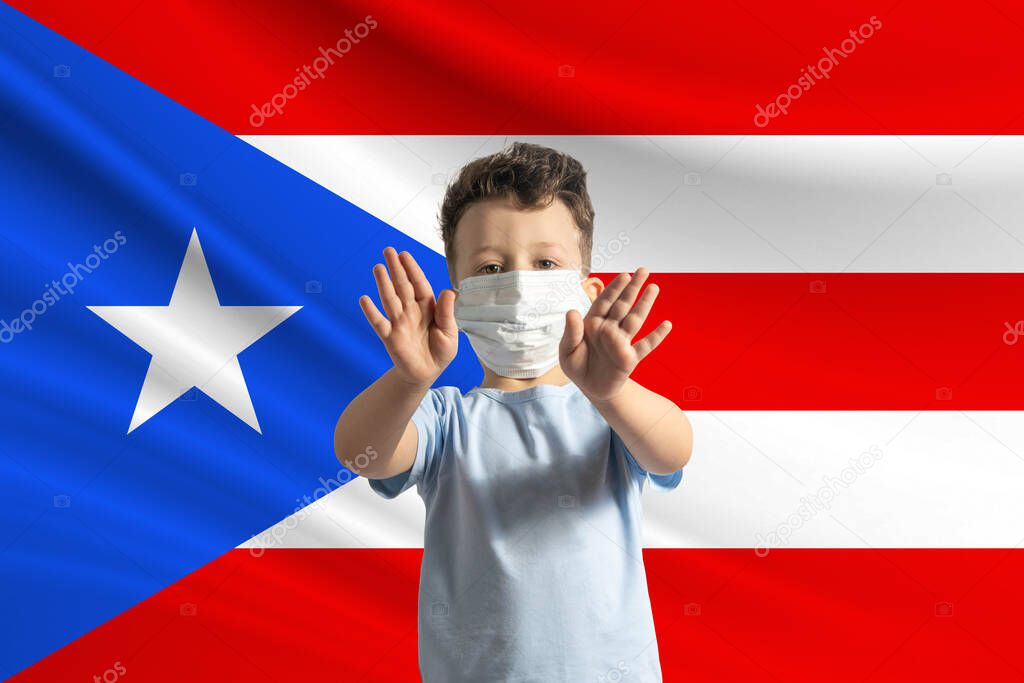 Niño blanco con una máscara protectora en el fondo de la bandera de ...