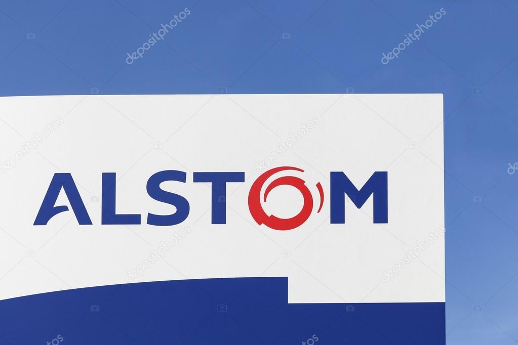 Logotipo de Alstom en un panel 2023