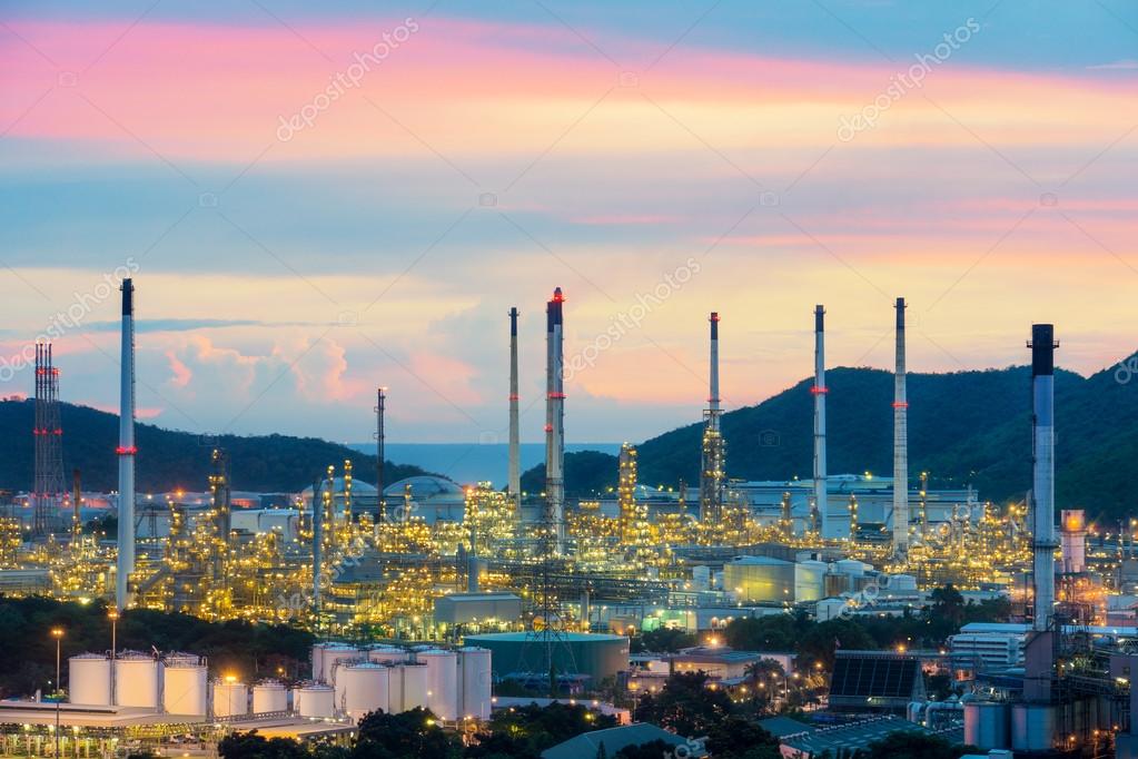 Concepto de industria - Industria de refiner a de petr leo por la noche. Refiner a de petr leo 2024