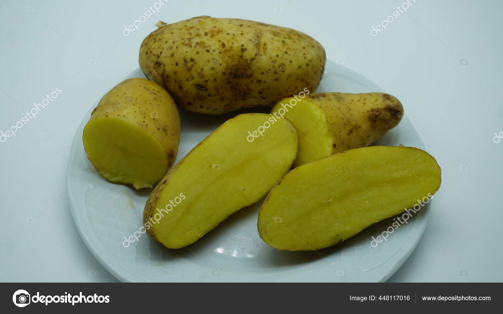 Patatas Amarillas Crudas Cortadas Por Mitad Sin Pelar Aisladas Sobre ...