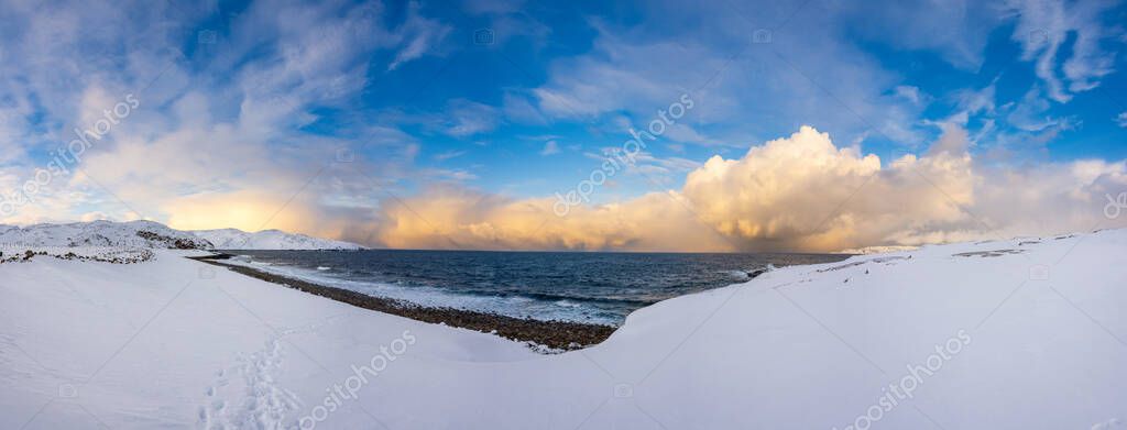 Panorama de invierno del Mar de Barents, que no se congela en invierno ...