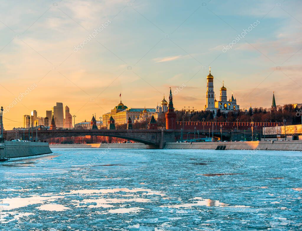 Vista de invierno del Kremlin de Moscú y los rascacielos de la ciudad ...