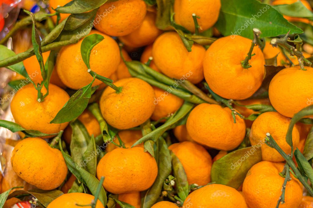 Mikan mandarín satsuma naranjas con hojas verdes, a la venta en el mercado de agricultores de ...