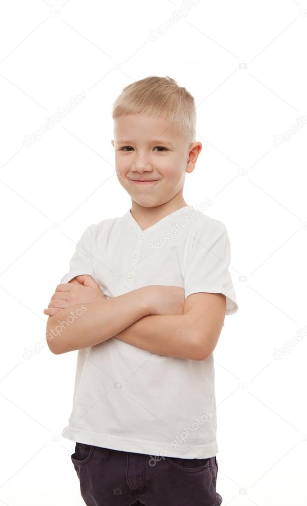 Joven chico bonito posando en el estudio como una modelo de moda ...