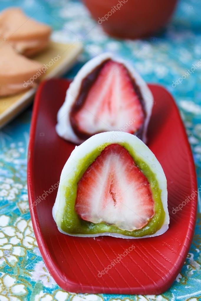 Postre japonés, mochi "Ichigo Daifuku". 2024