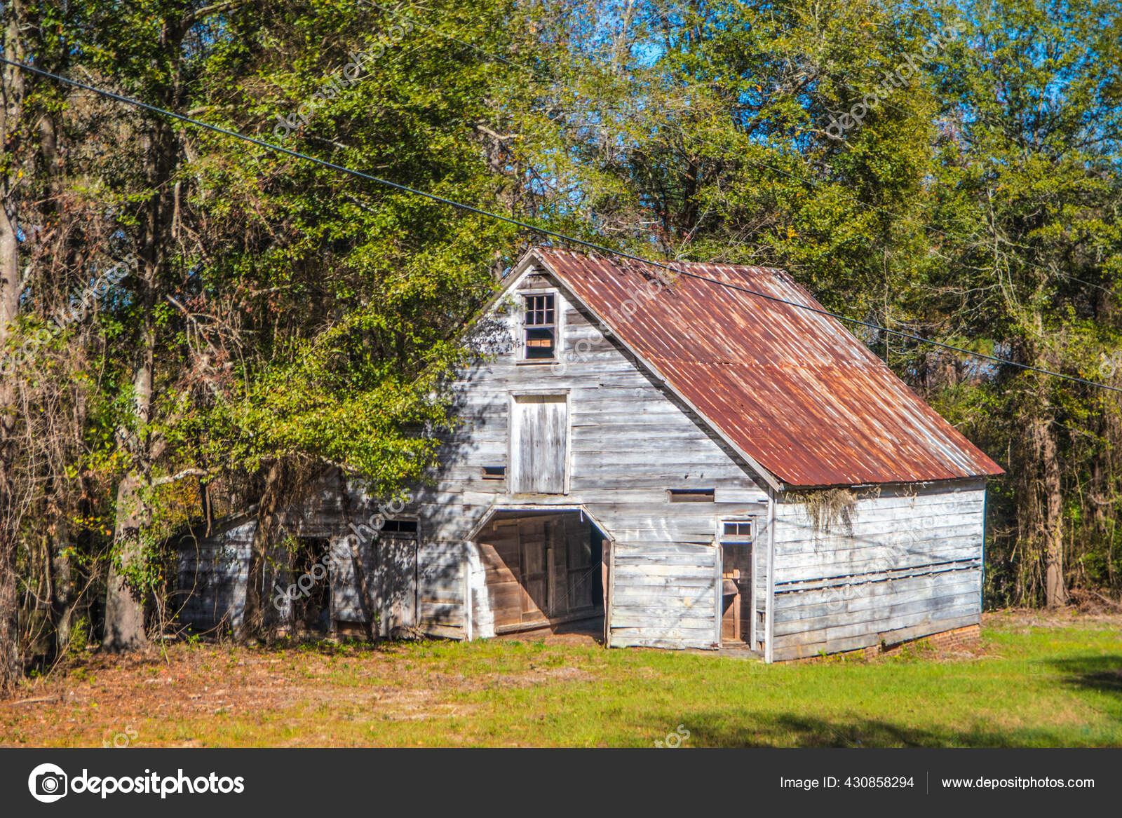 Old Wooden Rustic Style Barn Rural Georgia Front Corner View — Stock ...