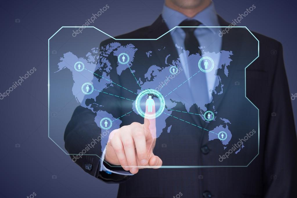 hombre de negocios guapo tocando un mapa del mundo en la pantalla que ...