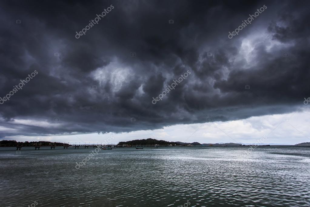 Dark clouds before raining over the sea in Thailand — Stock Photo ...