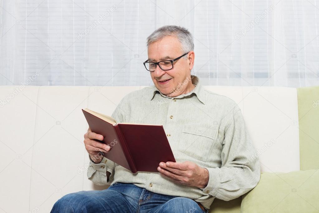 Yaşlı adam kitap okuyor. | Stok fotoğrafçılık ©inesbazdar | Telifsiz ...