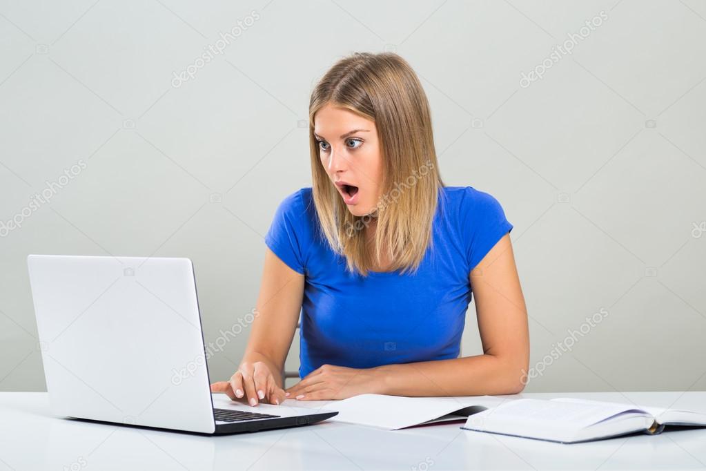 Shocked student woman with laptop — Stock Photo © inesbazdar #121428556