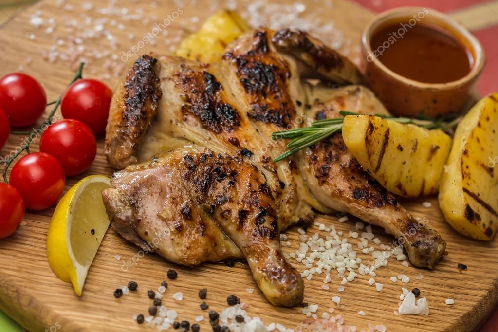 Placa de pollo a la parrilla en un restaurante 2022