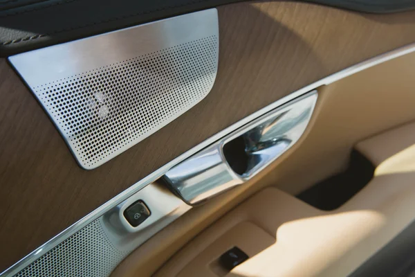 Mobil di dalam. Interior dari prestise mobil modern. Kontrol iklim ...