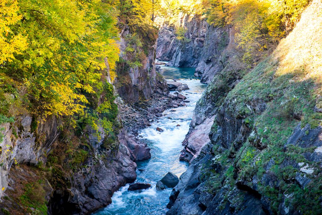 Paisaje con un río Belaya que fluye a través del cañón en Adygea. 2023