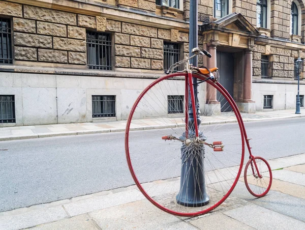 Imágenes de Wheeler bicycle libres de derechos | Depositphotos