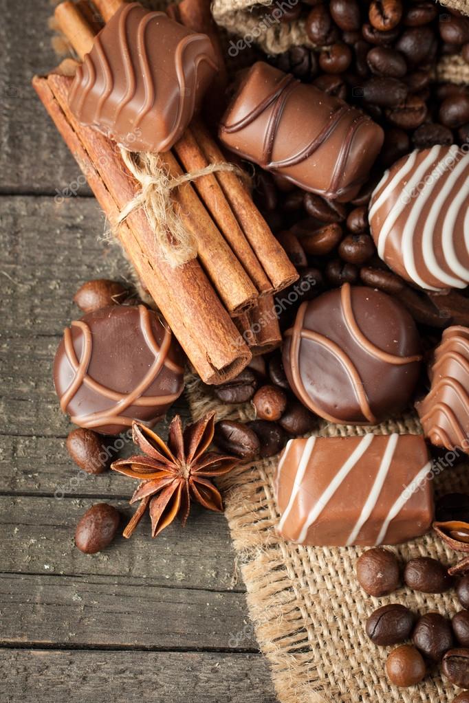 Surtido de chocolate oscuro, blanco y leche pila, patatas fritas ...