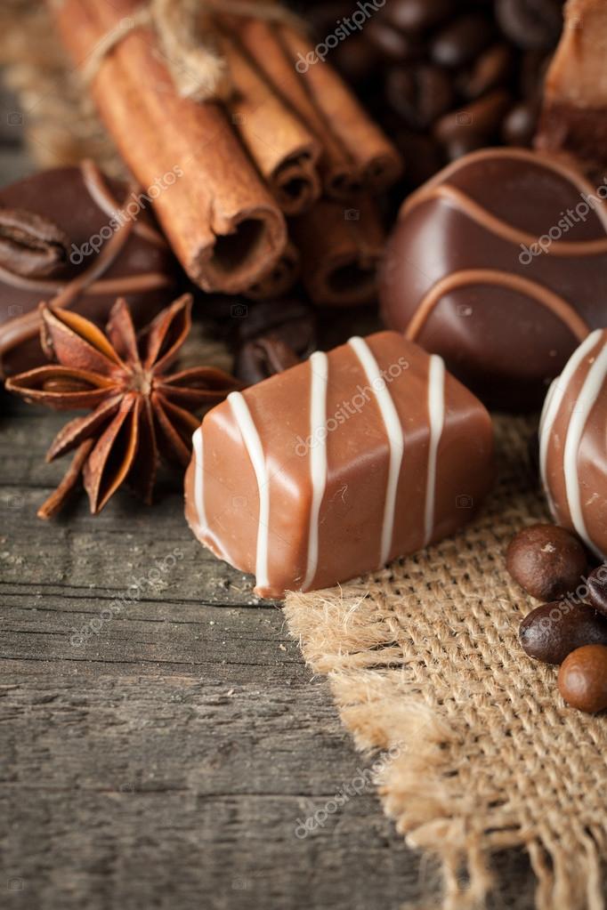 Surtido de chocolate oscuro, blanco y leche pila, patatas fritas ...