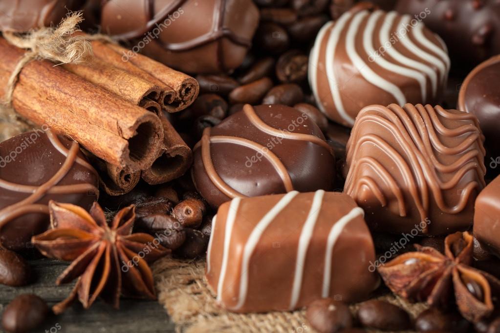 Surtido de chocolate oscuro, blanco y leche pila, patatas fritas ...