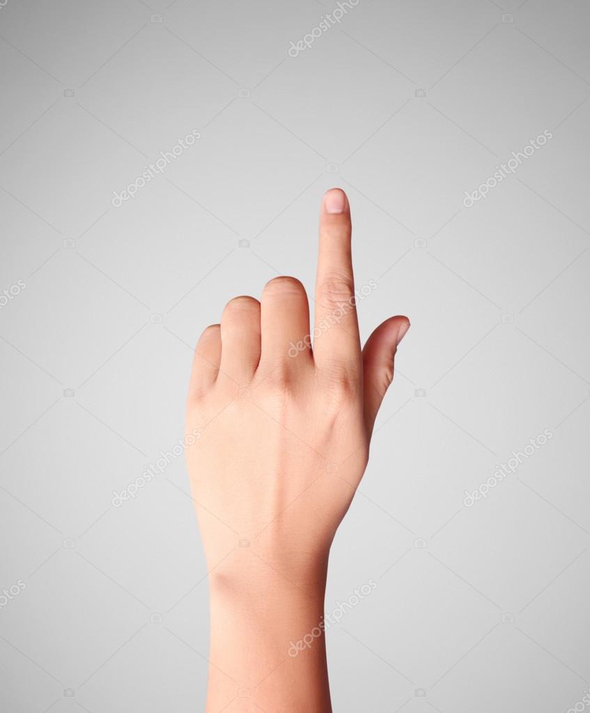 Dedo índice del hombre indicando la dirección 2023