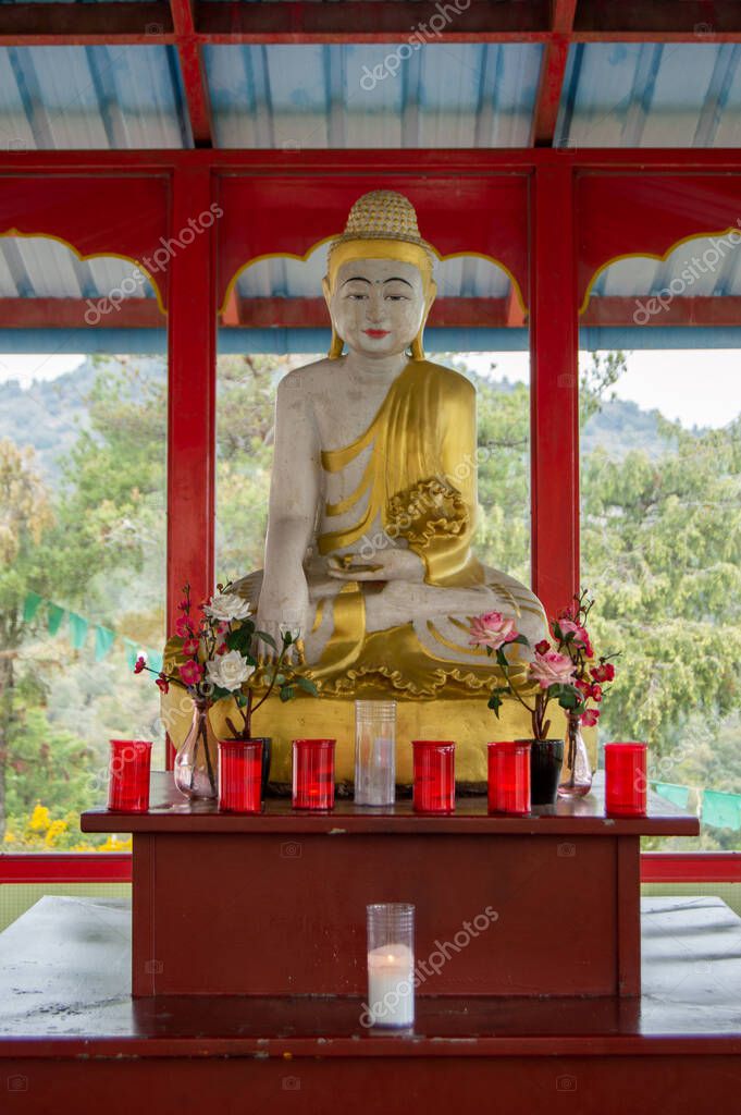 Templo budista de Dag Shang Kagyu en Panillo, Aragón, España, Detalles en un templo budista Dag ...