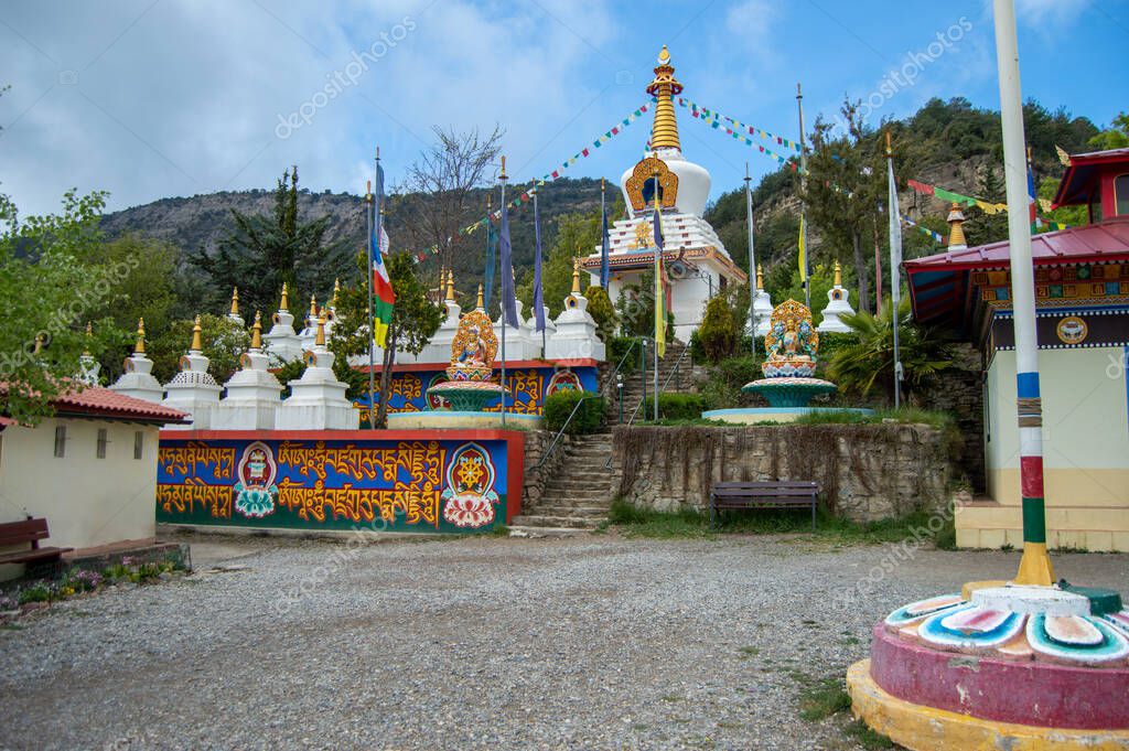 Templo budista de Dag Shang Kagyu en Panillo, Aragón, España, Detalles ...